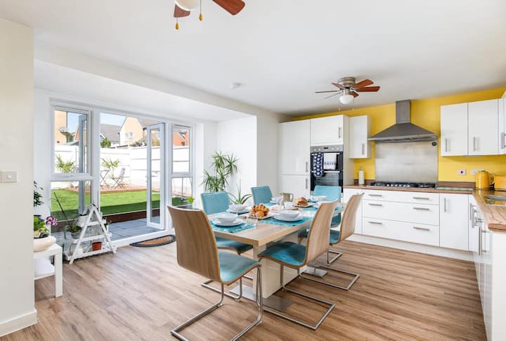 9 Bed Home Designed For Contractors And Families - Bristol