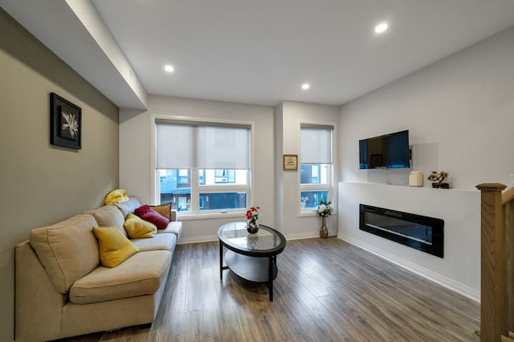 Prestige1_masterbedroom_nearuoit - Oshawa