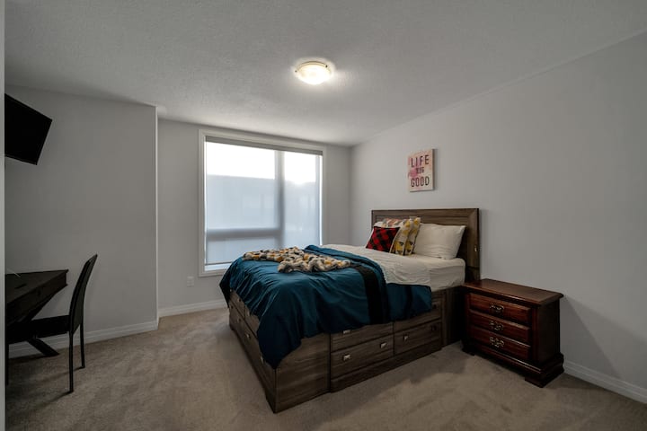 Prestige1_masterbedroom_nearuoit - Oshawa