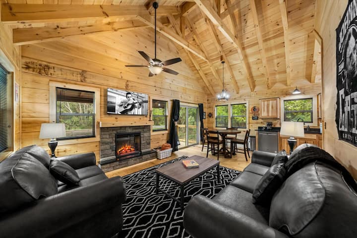 Cozy New Cabin, Johnny Cash Themed! Dog Friendly! - Sky Rider, Pigeon Forge