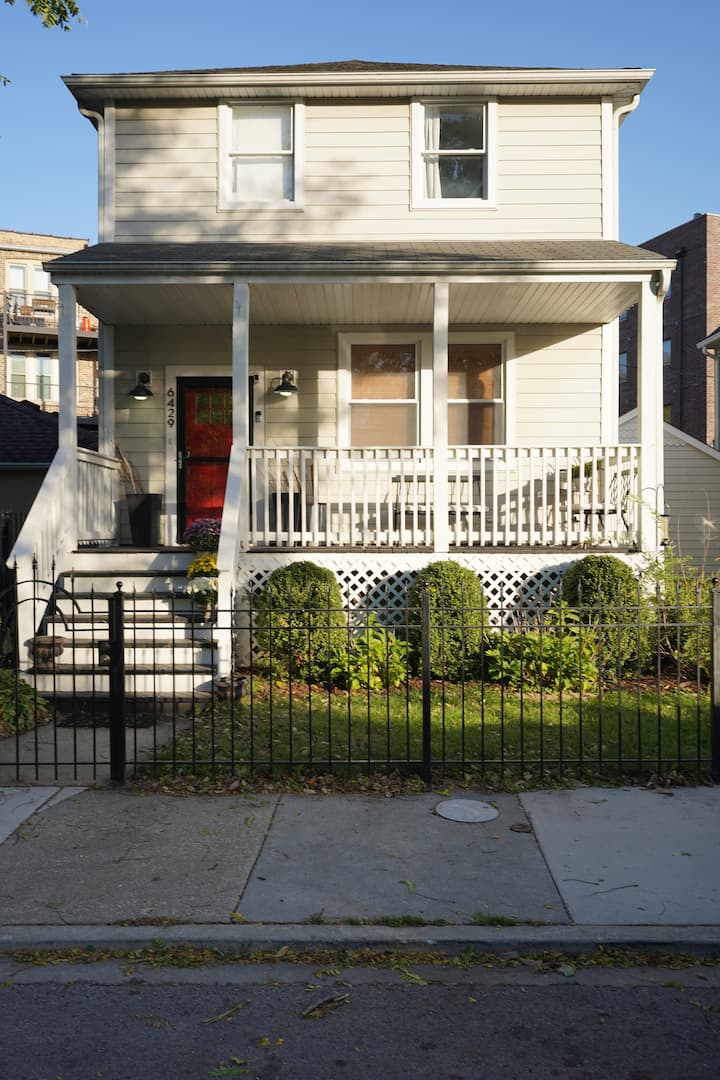 Cozy Chicago Cottage - Chicago, IL