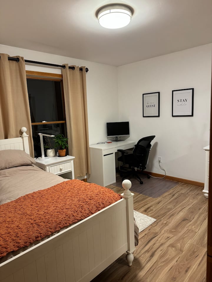 Cozy & Work-friendly Retreat - Brighton, MI