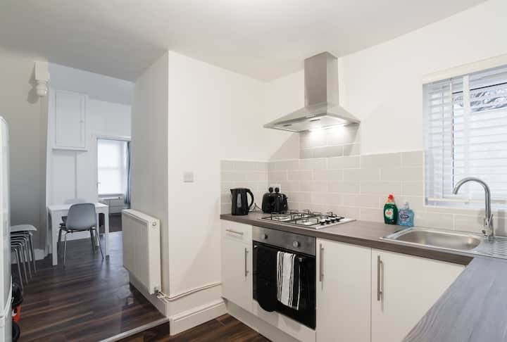 Ideal Two-bedroom Self Check-in Apartment + Wifi - Cardiff