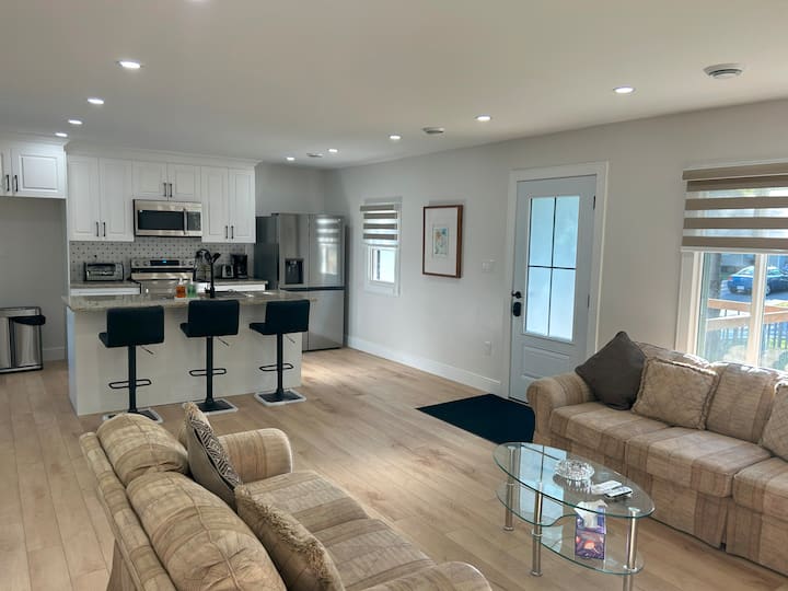 Stylish 2br, Close To Airport - Windsor