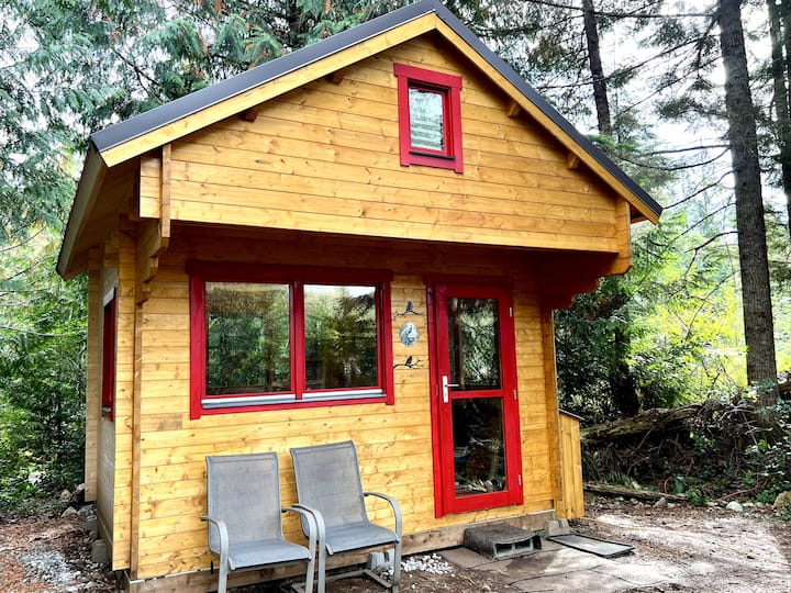Charming Peacock Cabin With Loft - Sechelt