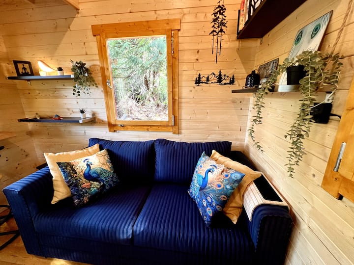 Charming Peacock Cabin With Loft - Sunshine Coast