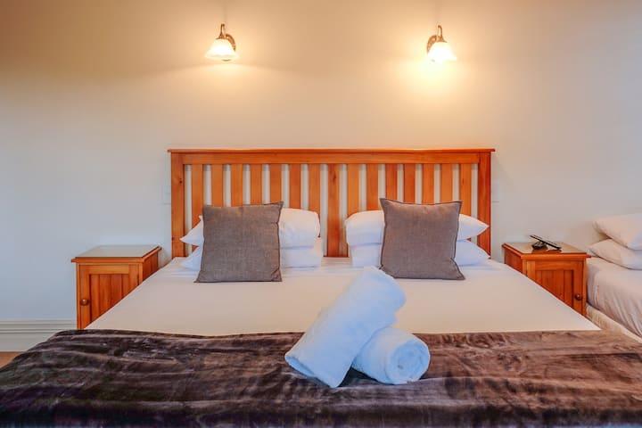 Grand Hotel & Bar Akaroa - King Twin En-suite - Akaroa