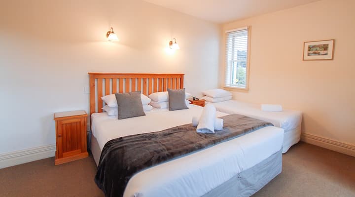 Grand Hotel & Bar Akaroa - King Twin En-suite - Akaroa