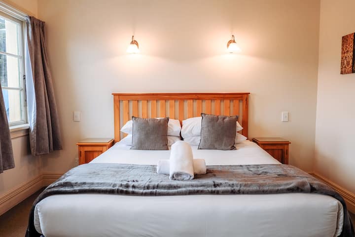 Grand Hotel & Bar Akaroa - King Room En-suite - Akaroa