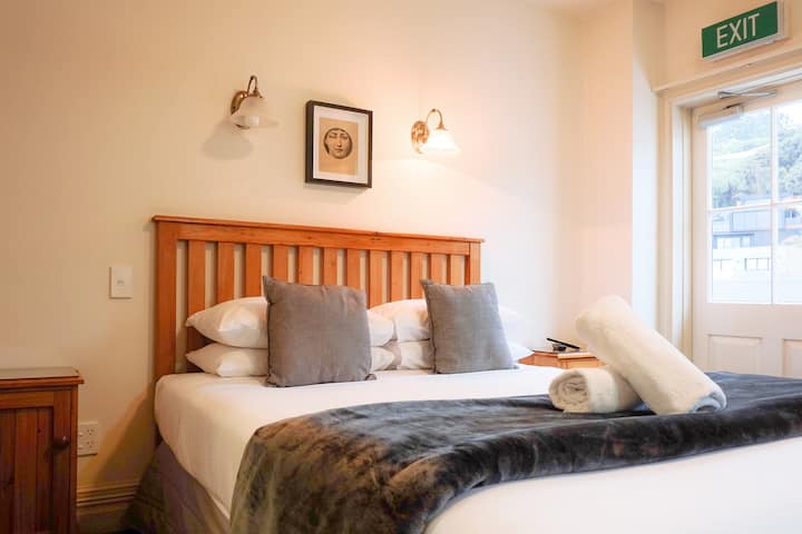 Grand Hotel & Akaroa - Queen Room En-suite - Akaroa