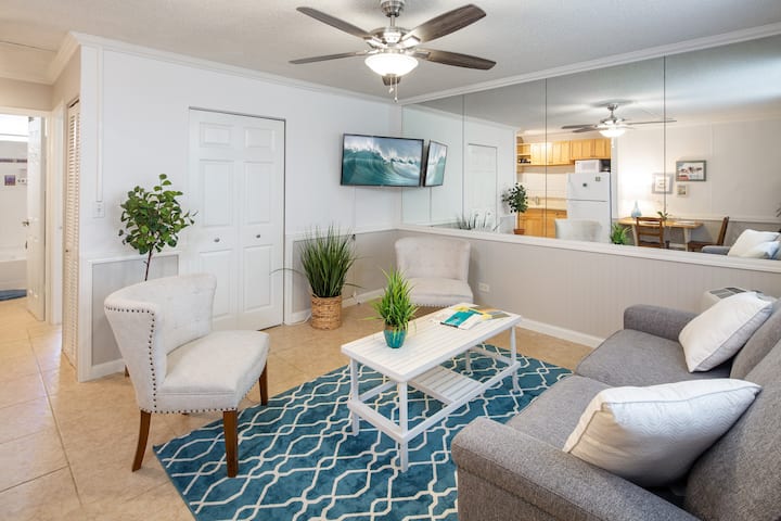2 Charming Condos Rented As One - Honolulu