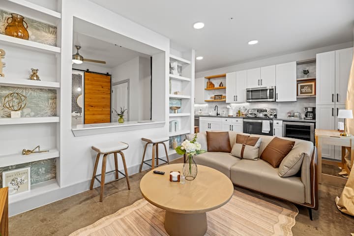 Luxe Tropical Oasis - A - ダラス