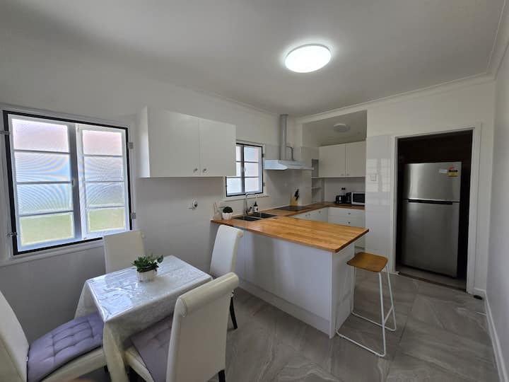 Cozy Home, 3bedroom,ac, Walk To Westfield/pool/rsl - Brisbane