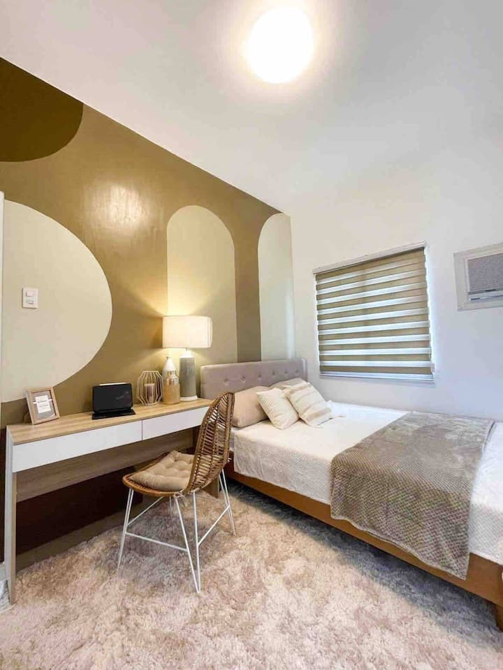 Bohemian Vacation House 2-br W/ Pool And Gym - Dauis