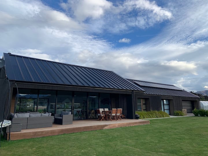 Modern House W Spacious Grounds - Wanaka