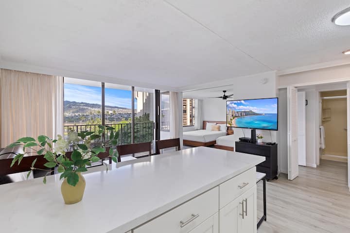 Waikiki Condo 1 Br -Just 1 Block To Beach! - Kailua, HI