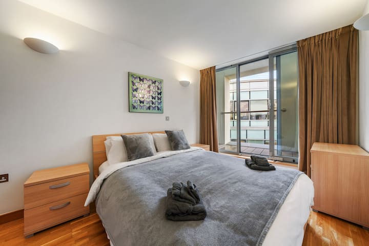 1 Bedroom City Apt With Balcony - London