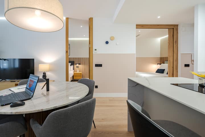 Chm - Doble Comodidad En La Elegancia De Madrid - 馬德里