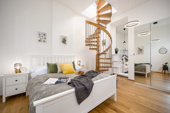 Loft Studio W/ Terrace • Netflix • Wi-fi • Karlín - Praga