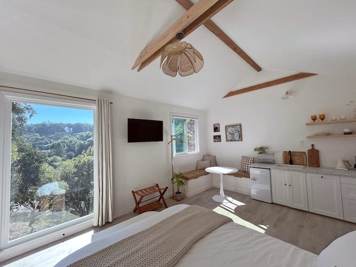Stylish Sausalito Bungalow With A View - Sausalito, CA