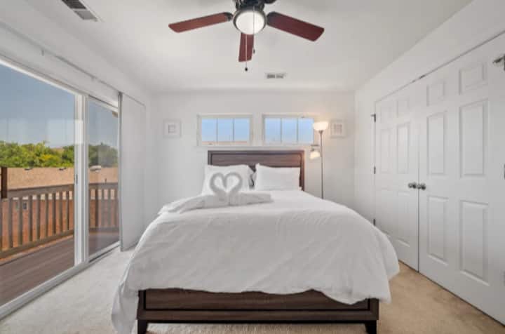 The Coral Retreat* 3br Beach Home King Bed Balcony - Norfolk, VA