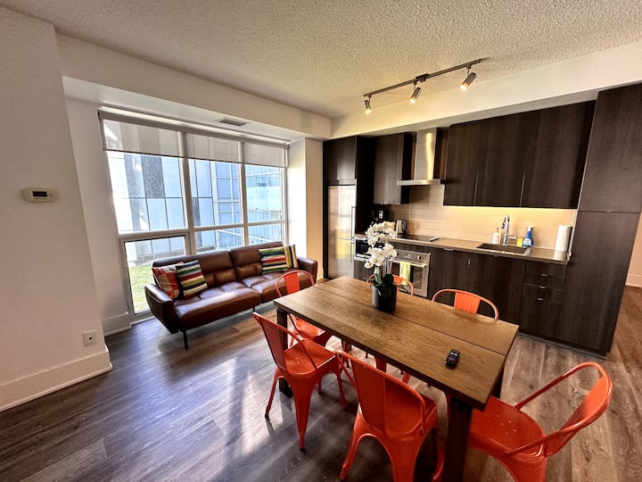 Rare Find: 3 Bedroom Directly In Front Of Cn Tower - Toronto
