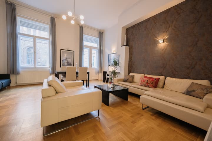 Romantic 1br Apartment W/ Balcony View - Budapeste