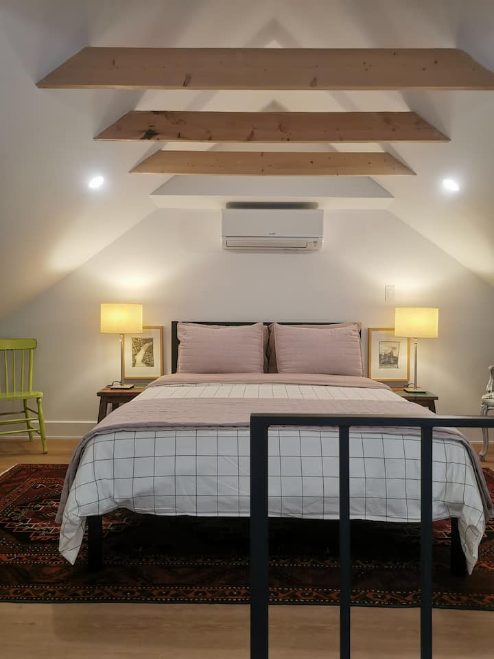 Coach House With A Loft Bedroom + Den - トロント