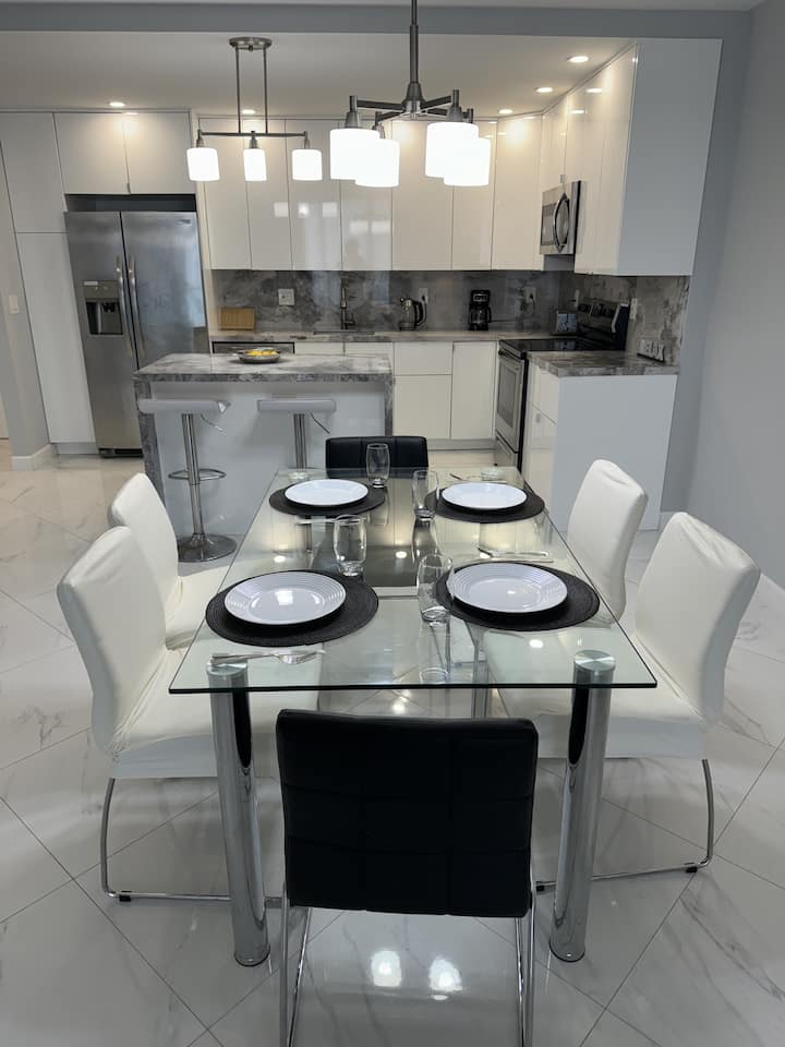 Trendy 1bd Condo 4 Mins To Beach - Aventura, FL