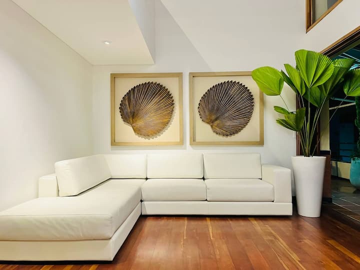 Spacious 3000 Sqft Ph In Versalles Closeto Granada - Cali