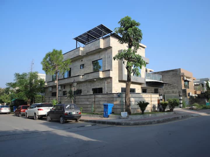 5 Bedroom House To Let - Pakistan