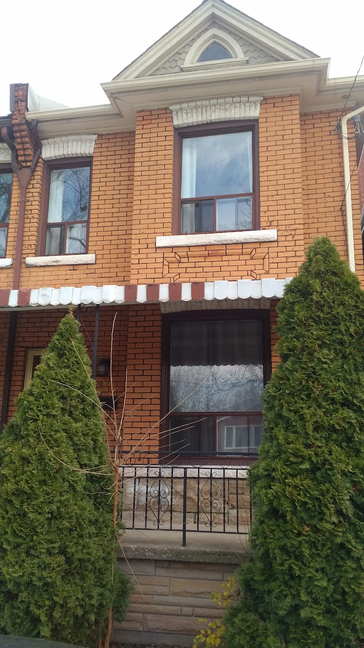 Spacious 2br Semi-great Location, Parking, Laundry - カナダ ハミルトン