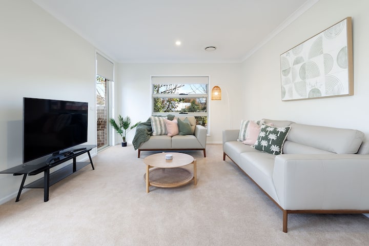 Impressive Irvington Villa - Albury