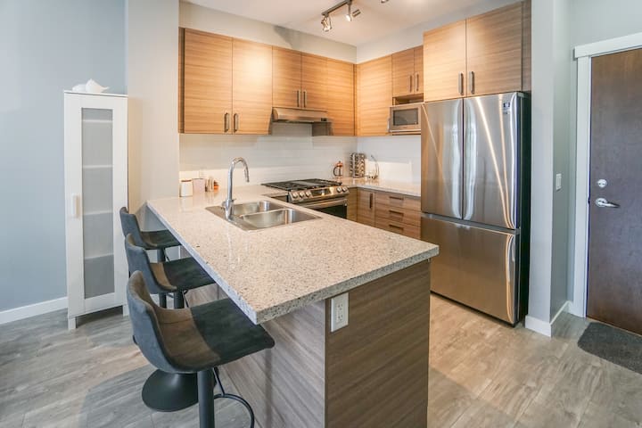 2 Bed + 2 Bath Prime Location! - Coquitlam
