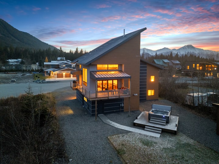 Modern 5 Bd, 3 Bath Chalet W/ Hot Tub & Casita - Anchorage, AK