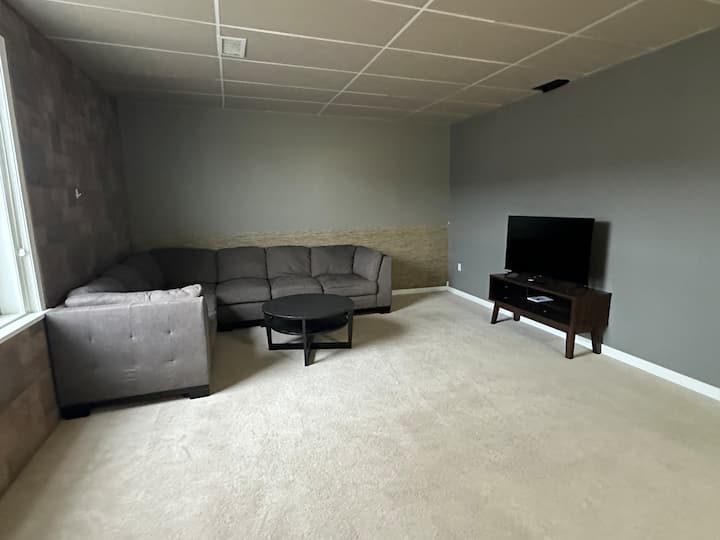 Central & Spacious 3 Bedroom Guest Suite - Alberta