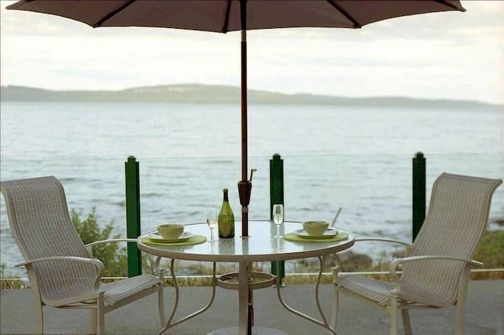 Luxurious Beachfront Condo - Ladysmith