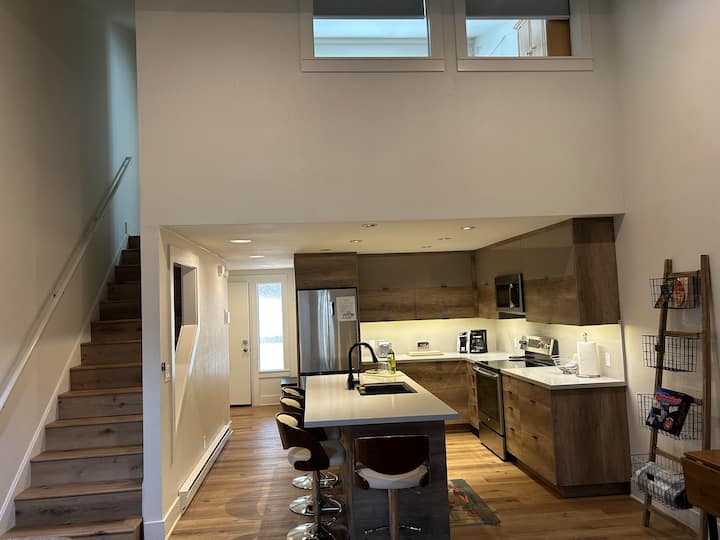 Large & Spacious, Creekside Condo*sleeps 8* - Bear Valley, CA