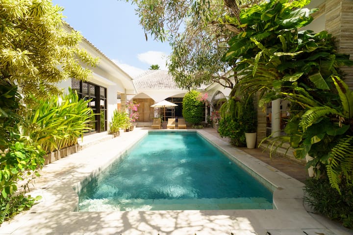 5bdr: Luxury Oasis In Petitenget - Seminyak