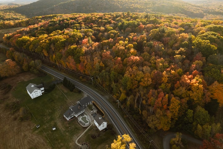*Majestic Views*hot Tub*firepit*games*sleeps 14 - Ghent, NY