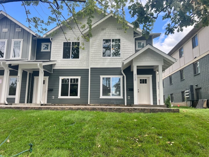 402 Spacious 3 Bedroom Townhouse - Iowa City, IA