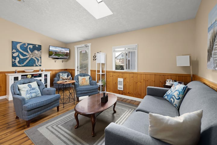 Oceanfront Cottage: Beach Access, Hot Tub & Bbq - Sooke