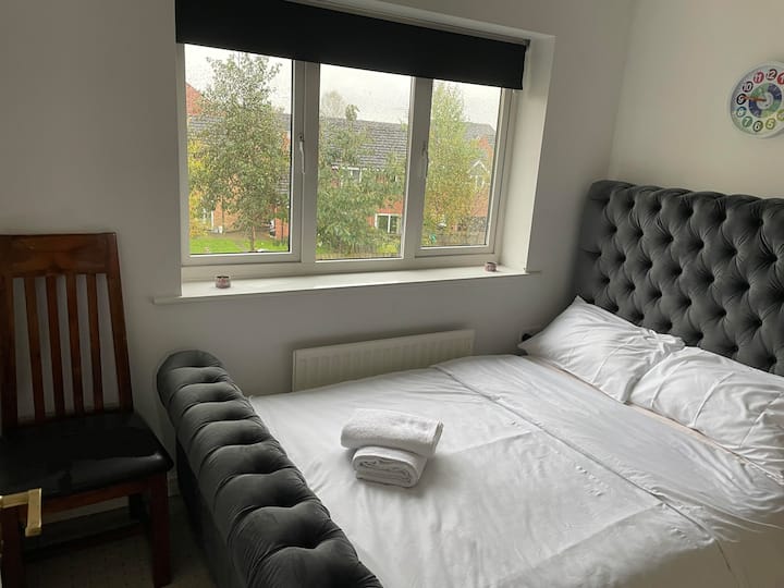 Bright Airy Relaxing Room - Stoke-on-Trent