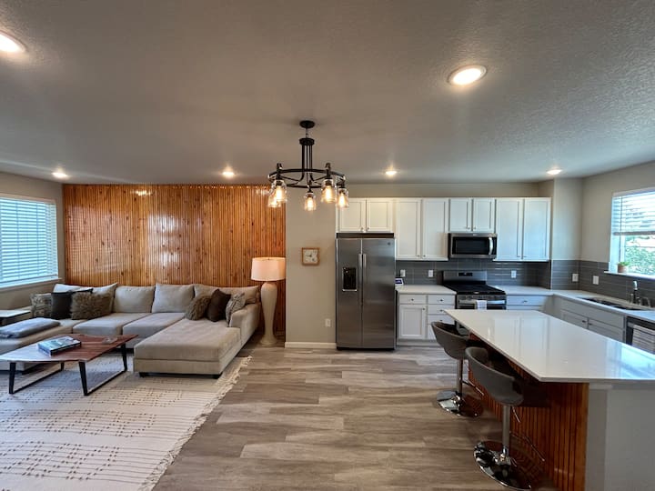 Modern Townhouse: Gateway To The City & Mountains - Lakewood, CO