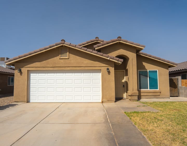 Tranquil Escape | Pool, Bbq | Near Hospital & Base - Yuma, AZ