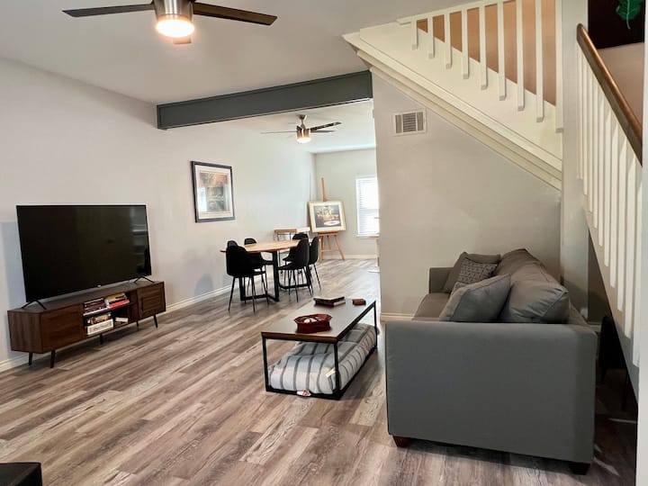 1 Mile From Downtown Dallas With 2 Car Garage - Dallas, TX