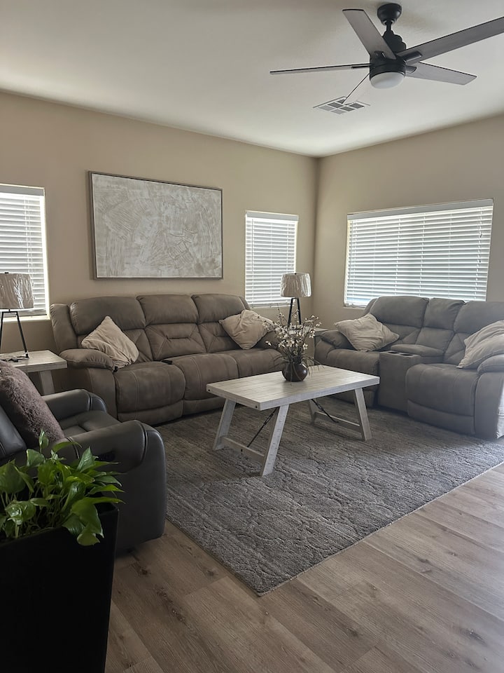 Homey, Clean And Spacious Home - North Las Vegas, NV