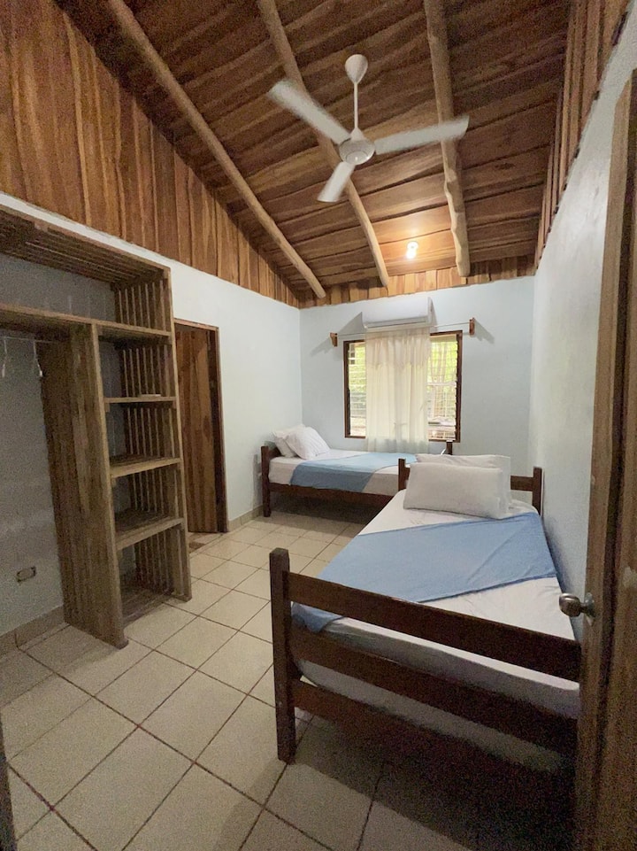 Papaya Hostel - Pineapple Room - Nosara