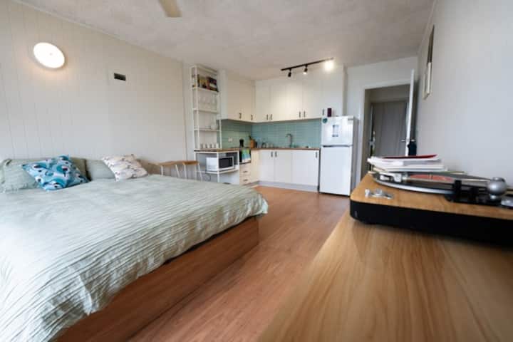 Bright Beachside Studio - Darwin