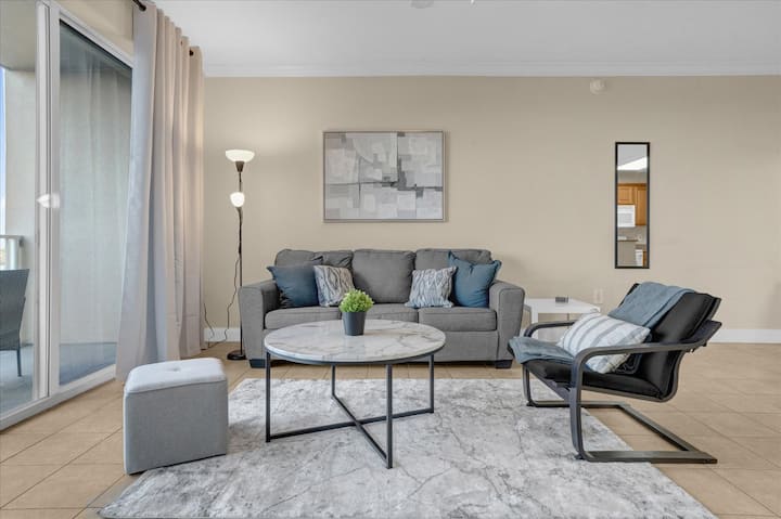Renovated & Exclusive Lake Condo W/disney View! - Orlando, FL